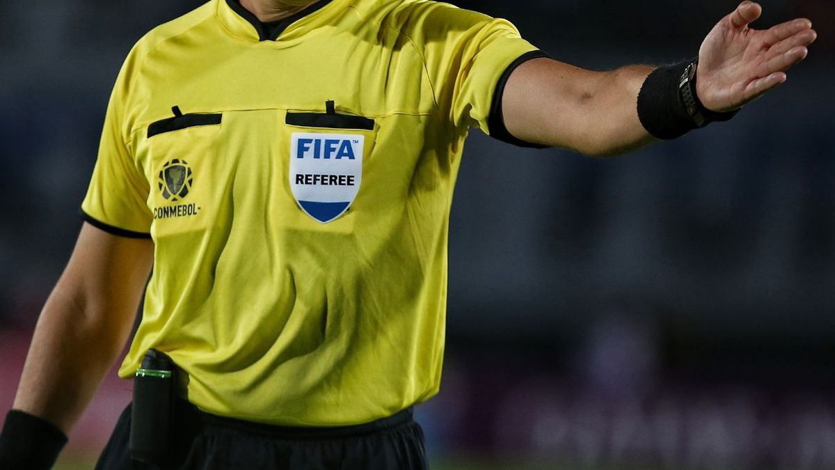 Un árbitro colombiano iría al Mundial 2026 y se abre la polémica