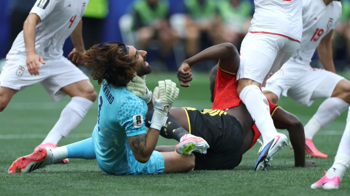 Lukaku metió horrible patada y el árbitro solo le mostró amarilla