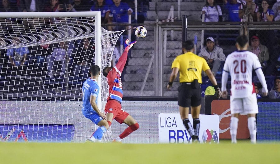 [Video] Kevin Mier alucina en Cruz Azul tras sus grandes atajadas