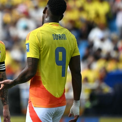 [VIDEO] Jhon Durán levantó a más de uno: chance clara de gol que falló