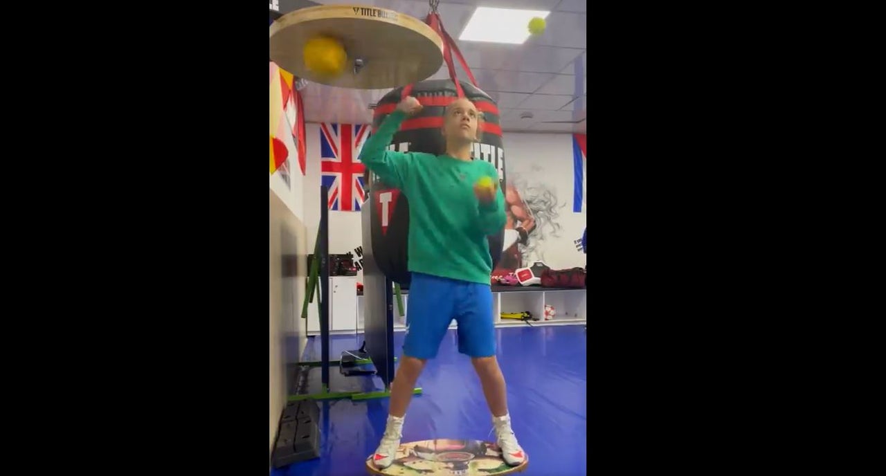 Tonga Reyno muestra inverosímil entrenamiento tipo UFC de una niña