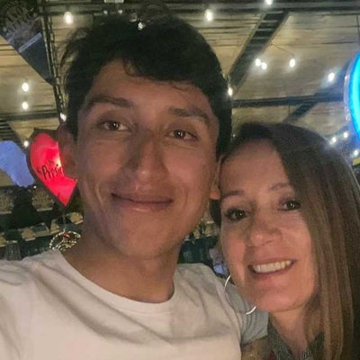 Egan Bernal celebra la última quimioterapia de su madre
