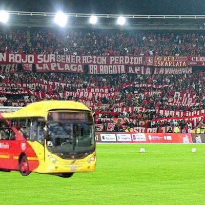 Bandera de los hinchas del América en Bogotá con un Trasmilenio