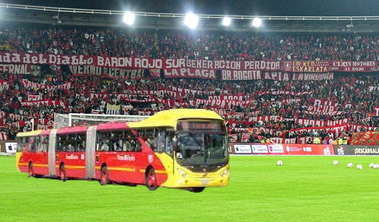 Bandera de los hinchas del América en Bogotá con un Trasmilenio