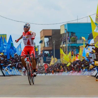 Ciclismo colombiano hoy: Jhonatan Restrepo ganó etapa del Tour Ruanda