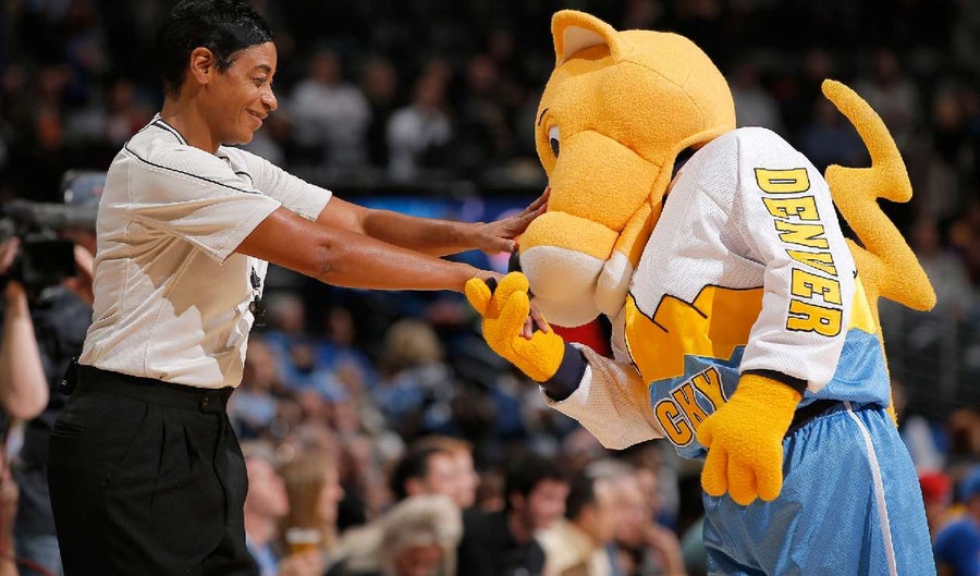 Mascota de un equipo en la NBA cobra el triple que jugadoras de WNBA