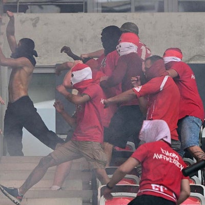 Pelea entre hinchas de Niza y Colonia antes de la Conference League